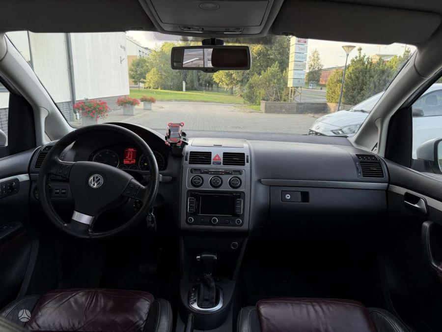 Grey Volkswagen Touran 2010 in Vilnius, with an engine capacity of 2.00 L and mileage of 286 thousand km for 3300 €, photo 18 on AUTOMOTO.COM.LV