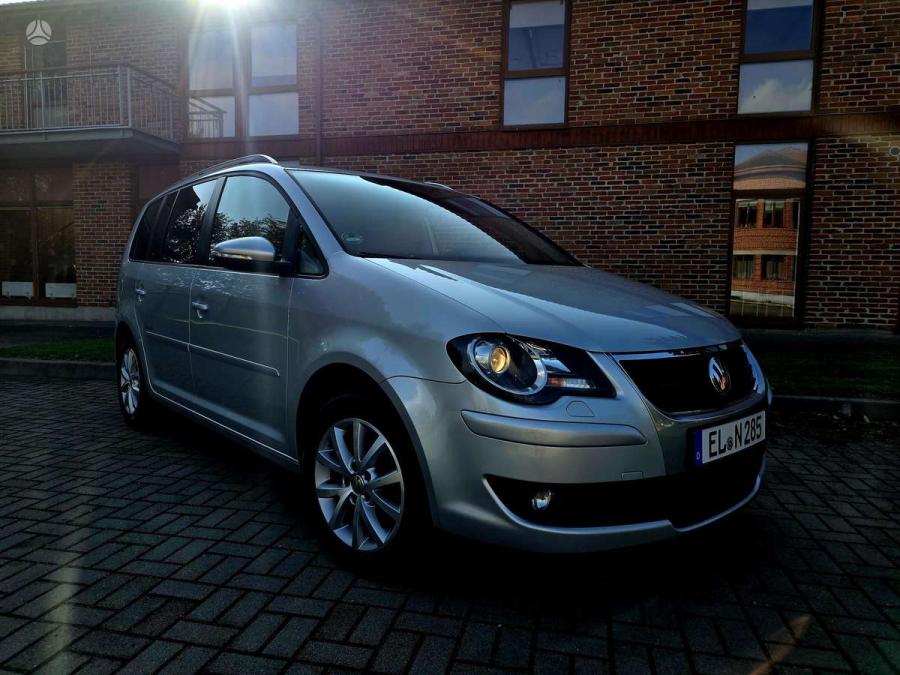 Grey Volkswagen Touran 2010 in Marijampole, with an engine capacity of 1.39 L and mileage of 212 thousand km for 4650 €, photo 3 on AUTOMOTO.COM.LV