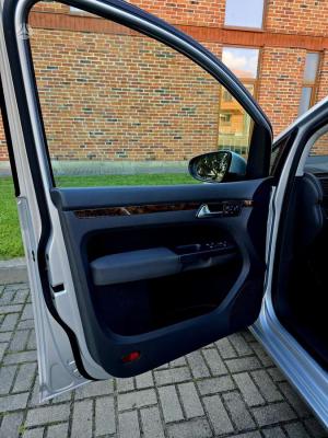 Grey Volkswagen Touran 2010 in Marijampole, with an engine capacity of 1.39 L and mileage of 212 thousand km for 4650 €, photo 14 on AUTOMOTO.COM.LV