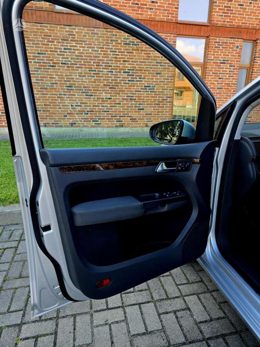 Grey Volkswagen Touran 2010 in Marijampole, with an engine capacity of 1.39 L and mileage of 212 thousand km for 4650 €, photo 14 on AUTOMOTO.COM.LV