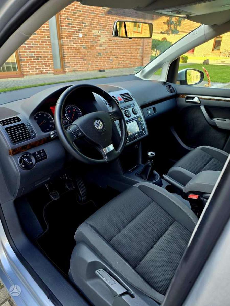 Grey Volkswagen Touran 2010 in Marijampole, with an engine capacity of 1.39 L and mileage of 212 thousand km for 4650 €, photo 15 on AUTOMOTO.COM.LV