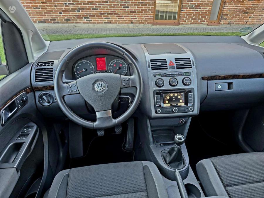 Grey Volkswagen Touran 2010 in Marijampole, with an engine capacity of 1.39 L and mileage of 212 thousand km for 4650 €, photo 17 on AUTOMOTO.COM.LV