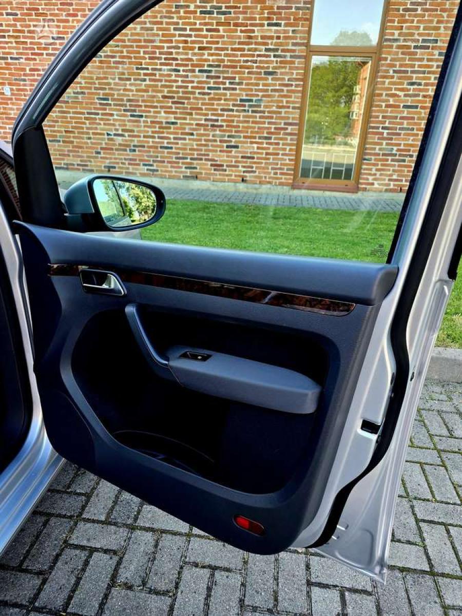 Grey Volkswagen Touran 2010 in Marijampole, with an engine capacity of 1.39 L and mileage of 212 thousand km for 4650 €, photo 24 on AUTOMOTO.COM.LV