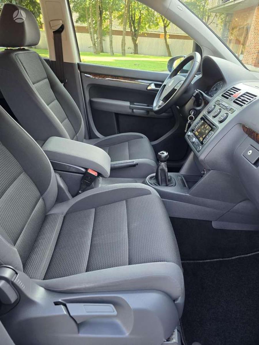 Grey Volkswagen Touran 2010 in Marijampole, with an engine capacity of 1.39 L and mileage of 212 thousand km for 4650 €, photo 25 on AUTOMOTO.COM.LV