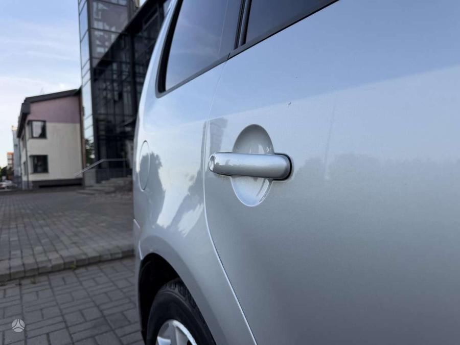 Grey Volkswagen Touran 2010 in Vilnius, with an engine capacity of 2.00 L and mileage of 289 thousand km for 3000 €, photo 16 on AUTOMOTO.COM.LV
