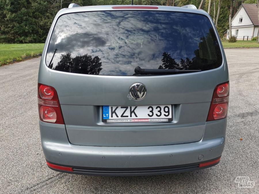 Pelēks Volkswagen Touran 2010 Kauņa, ar dzinēja tilpumu 2.00 L un nobraukumu 202 tūkst. km par 2750 €, foto 3 vietnē AUTOMOTO.COM.LV