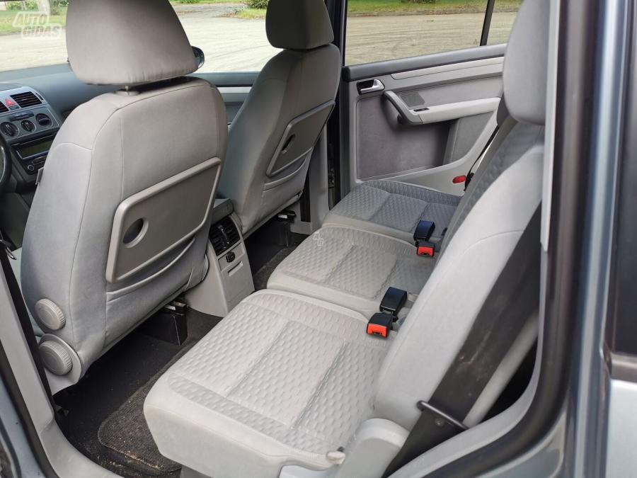 Pelēks Volkswagen Touran 2010 Kauņa, ar dzinēja tilpumu 2.00 L un nobraukumu 202 tūkst. km par 2750 €, foto 4 vietnē AUTOMOTO.COM.LV