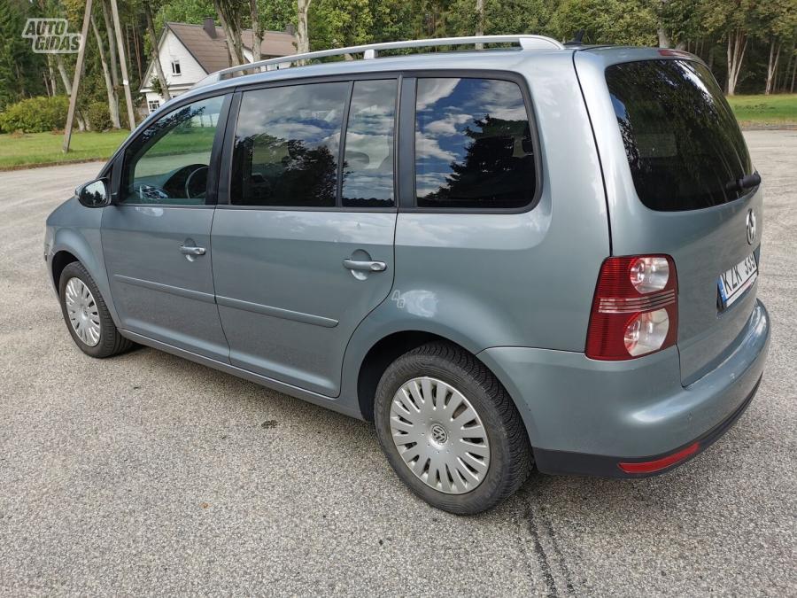 Pelēks Volkswagen Touran 2010 Kauņa, ar dzinēja tilpumu 2.00 L un nobraukumu 202 tūkst. km par 2750 €, foto 6 vietnē AUTOMOTO.COM.LV