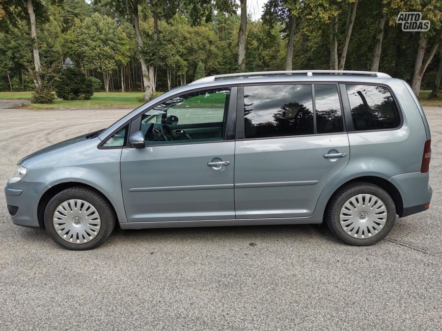 Pelēks Volkswagen Touran 2010 Kauņa, ar dzinēja tilpumu 2.00 L un nobraukumu 202 tūkst. km par 2750 €, foto 7 vietnē AUTOMOTO.COM.LV