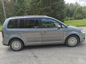 Pelēks Volkswagen Touran 2010 Kauņa, ar dzinēja tilpumu 2.00 L un nobraukumu 202 tūkst. km par 2750 €, foto 9 vietnē AUTOMOTO.COM.LV