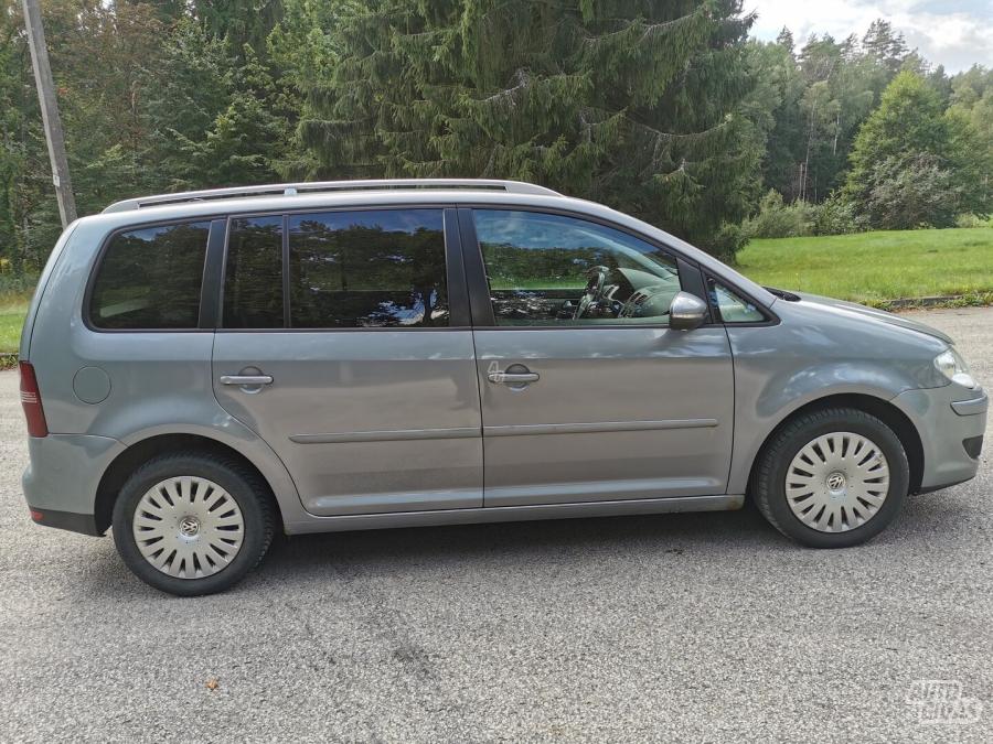 Pelēks Volkswagen Touran 2010 Kauņa, ar dzinēja tilpumu 2.00 L un nobraukumu 202 tūkst. km par 2750 €, foto 9 vietnē AUTOMOTO.COM.LV
