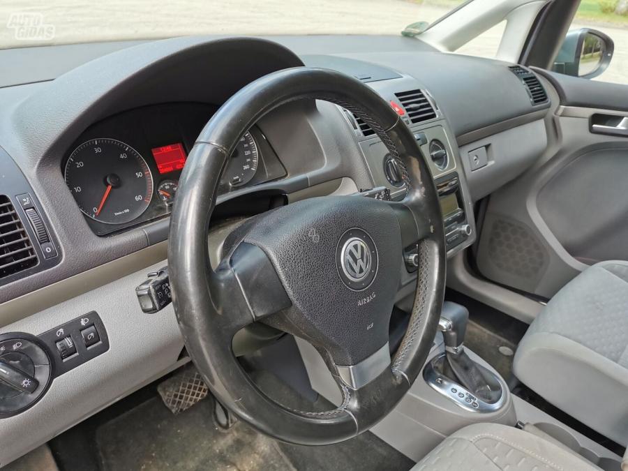 Pelēks Volkswagen Touran 2010 Kauņa, ar dzinēja tilpumu 2.00 L un nobraukumu 202 tūkst. km par 2750 €, foto 15 vietnē AUTOMOTO.COM.LV