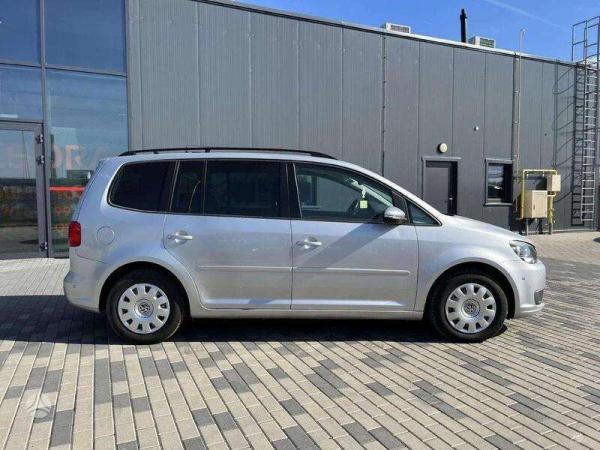 Grey Volkswagen Touran 2010 in Siauliai, with an engine capacity of 1.39 L and mileage of 220 thousand km for 4900 €, photo 5 on AUTOMOTO.COM.LV