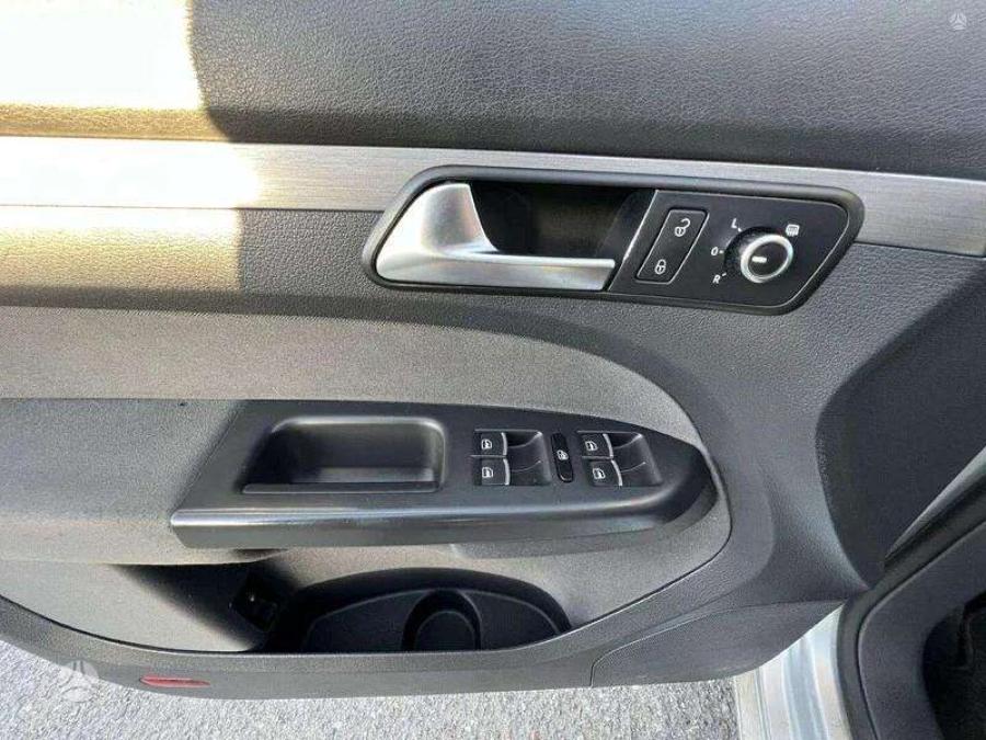Pelēks Volkswagen Touran 2010 Šauļi, ar dzinēja tilpumu 1.39 L un nobraukumu 220 tūkst. km par 4900 €, foto 19 vietnē AUTOMOTO.COM.LV
