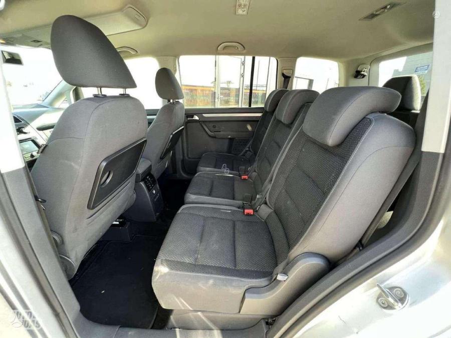 Pelēks Volkswagen Touran 2010 Šauļi, ar dzinēja tilpumu 1.39 L un nobraukumu 220 tūkst. km par 4900 €, foto 22 vietnē AUTOMOTO.COM.LV