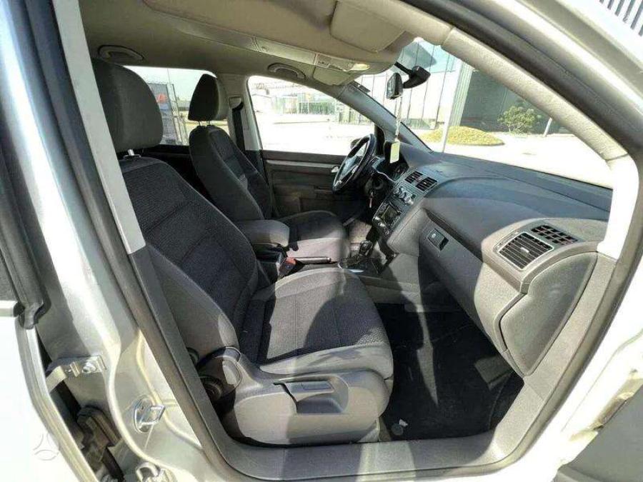 Pelēks Volkswagen Touran 2010 Šauļi, ar dzinēja tilpumu 1.39 L un nobraukumu 220 tūkst. km par 4900 €, foto 23 vietnē AUTOMOTO.COM.LV