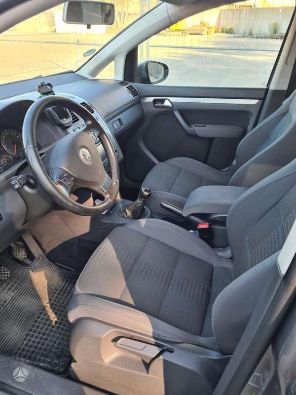 Pelēks Volkswagen Touran 2010 Klaipėda, ar dzinēja tilpumu 1.39 L un nobraukumu 199 tūkst. km par 4100 €, foto 4 vietnē AUTOMOTO.COM.LV