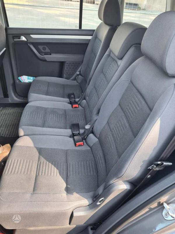Pelēks Volkswagen Touran 2010 Klaipėda, ar dzinēja tilpumu 1.39 L un nobraukumu 199 tūkst. km par 4100 €, foto 5 vietnē AUTOMOTO.COM.LV