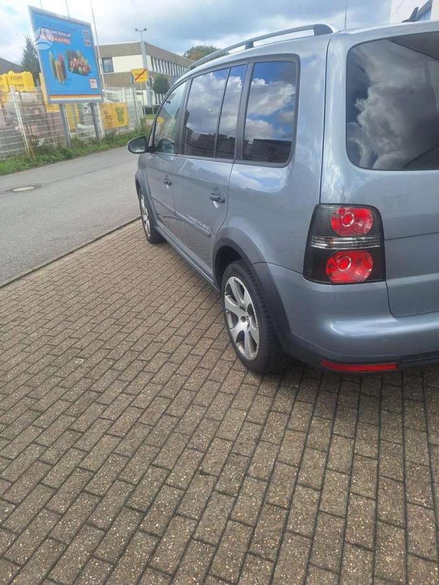 Grey Volkswagen Touran 2010 in Utena, with an engine capacity of 1.90 L and mileage of 155 thousand km for 4400 €, photo 4 on AUTOMOTO.COM.LV
