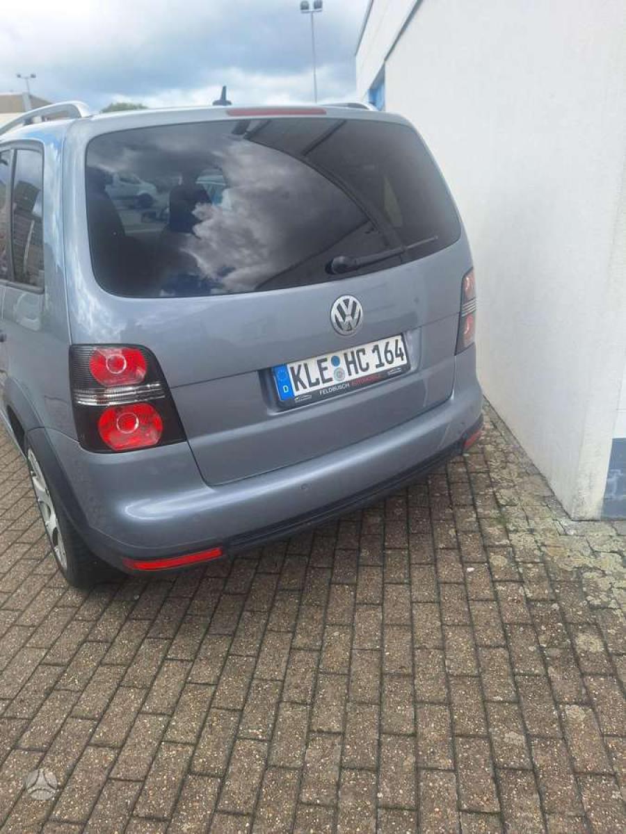 Grey Volkswagen Touran 2010 in Utena, with an engine capacity of 1.90 L and mileage of 155 thousand km for 4400 €, photo 5 on AUTOMOTO.COM.LV