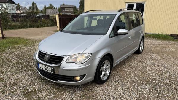 Pelēks Volkswagen Touran 2010 Rēzekne, ar dzinēja tilpumu 1.90 L un nobraukumu 282 tūkst. km par 2450 €, foto 1 vietnē AUTOMOTO.COM.LV