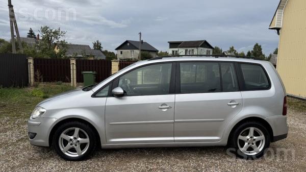 Pelēks Volkswagen Touran 2010 Rēzekne, ar dzinēja tilpumu 1.90 L un nobraukumu 282 tūkst. km par 2450 €, foto 3 vietnē AUTOMOTO.COM.LV