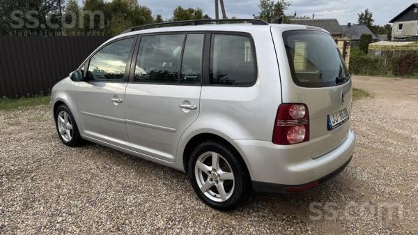 Pelēks Volkswagen Touran 2010 Rēzekne, ar dzinēja tilpumu 1.90 L un nobraukumu 282 tūkst. km par 2450 €, foto 4 vietnē AUTOMOTO.COM.LV