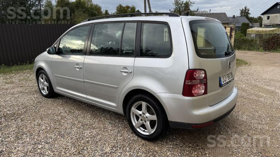Pelēks Volkswagen Touran 2010 Rēzekne, ar dzinēja tilpumu 1.90 L un nobraukumu 282 tūkst. km par 2450 €, foto 4 vietnē AUTOMOTO.COM.LV