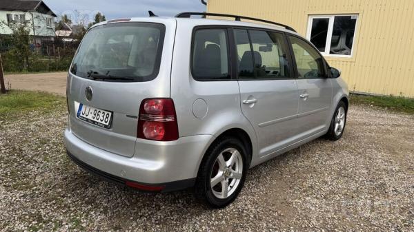 Pelēks Volkswagen Touran 2010 Rēzekne, ar dzinēja tilpumu 1.90 L un nobraukumu 282 tūkst. km par 2450 €, foto 5 vietnē AUTOMOTO.COM.LV