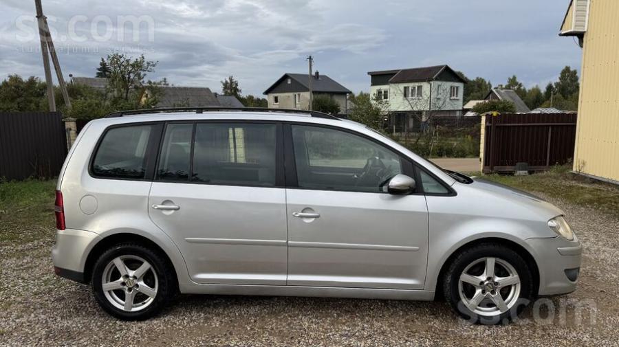Pelēks Volkswagen Touran 2010 Rēzekne, ar dzinēja tilpumu 1.90 L un nobraukumu 282 tūkst. km par 2450 €, foto 6 vietnē AUTOMOTO.COM.LV