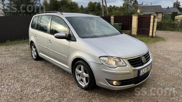 Pelēks Volkswagen Touran 2010 Rēzekne, ar dzinēja tilpumu 1.90 L un nobraukumu 282 tūkst. km par 2450 €, foto 7 vietnē AUTOMOTO.COM.LV