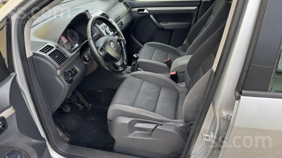 Pelēks Volkswagen Touran 2010 Rēzekne, ar dzinēja tilpumu 1.90 L un nobraukumu 282 tūkst. km par 2450 €, foto 8 vietnē AUTOMOTO.COM.LV