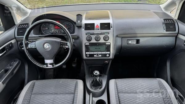 Pelēks Volkswagen Touran 2010 Rēzekne, ar dzinēja tilpumu 1.90 L un nobraukumu 282 tūkst. km par 2450 €, foto 10 vietnē AUTOMOTO.COM.LV
