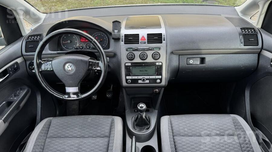 Pelēks Volkswagen Touran 2010 Rēzekne, ar dzinēja tilpumu 1.90 L un nobraukumu 282 tūkst. km par 2450 €, foto 10 vietnē AUTOMOTO.COM.LV