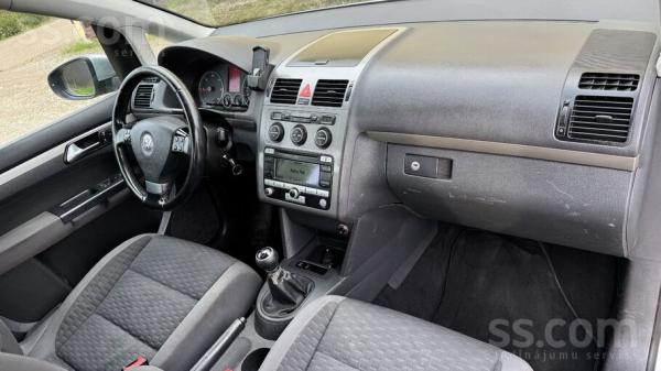 Pelēks Volkswagen Touran 2010 Rēzekne, ar dzinēja tilpumu 1.90 L un nobraukumu 282 tūkst. km par 2450 €, foto 11 vietnē AUTOMOTO.COM.LV