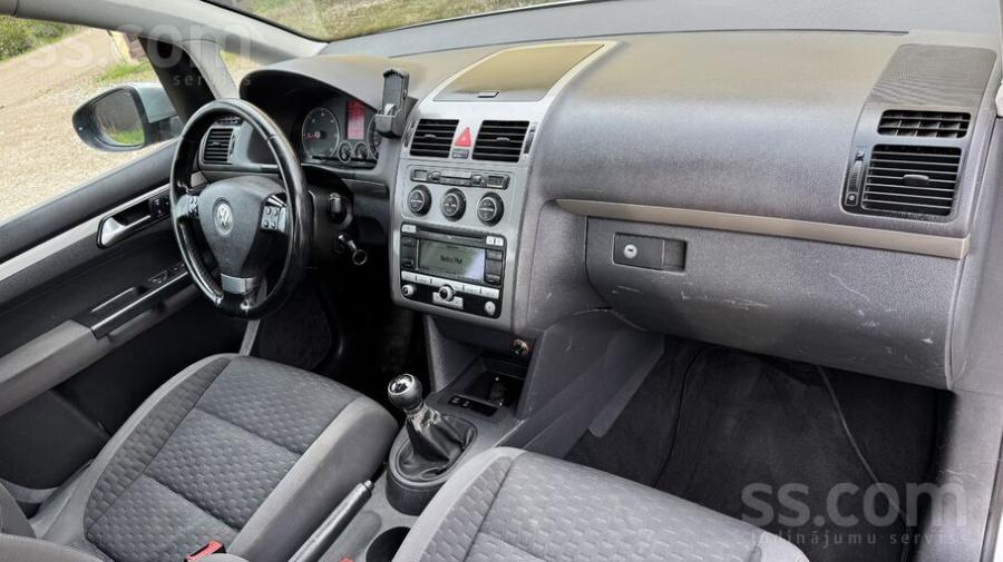 Pelēks Volkswagen Touran 2010 Rēzekne, ar dzinēja tilpumu 1.90 L un nobraukumu 282 tūkst. km par 2450 €, foto 11 vietnē AUTOMOTO.COM.LV