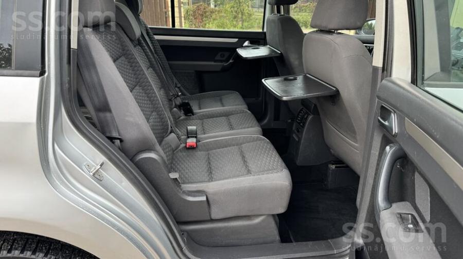 Pelēks Volkswagen Touran 2010 Rēzekne, ar dzinēja tilpumu 1.90 L un nobraukumu 282 tūkst. km par 2450 €, foto 13 vietnē AUTOMOTO.COM.LV