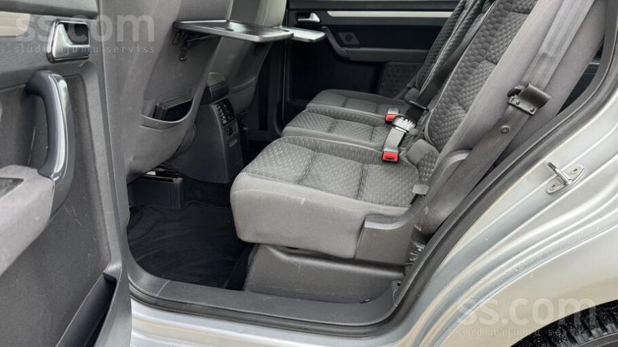 Pelēks Volkswagen Touran 2010 Rēzekne, ar dzinēja tilpumu 1.90 L un nobraukumu 282 tūkst. km par 2450 €, foto 14 vietnē AUTOMOTO.COM.LV