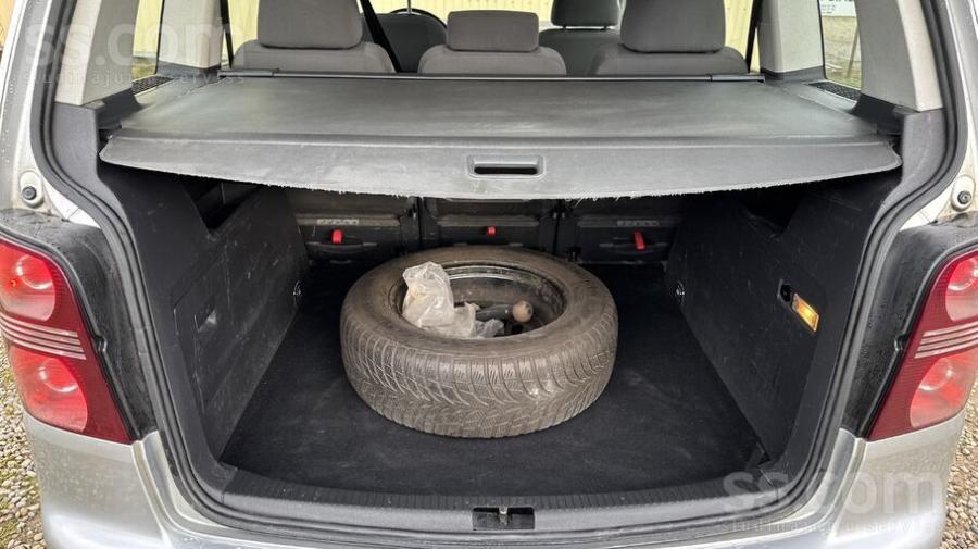 Pelēks Volkswagen Touran 2010 Rēzekne, ar dzinēja tilpumu 1.90 L un nobraukumu 282 tūkst. km par 2450 €, foto 15 vietnē AUTOMOTO.COM.LV