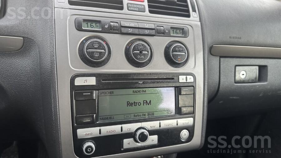 Pelēks Volkswagen Touran 2010 Rēzekne, ar dzinēja tilpumu 1.90 L un nobraukumu 282 tūkst. km par 2450 €, foto 17 vietnē AUTOMOTO.COM.LV