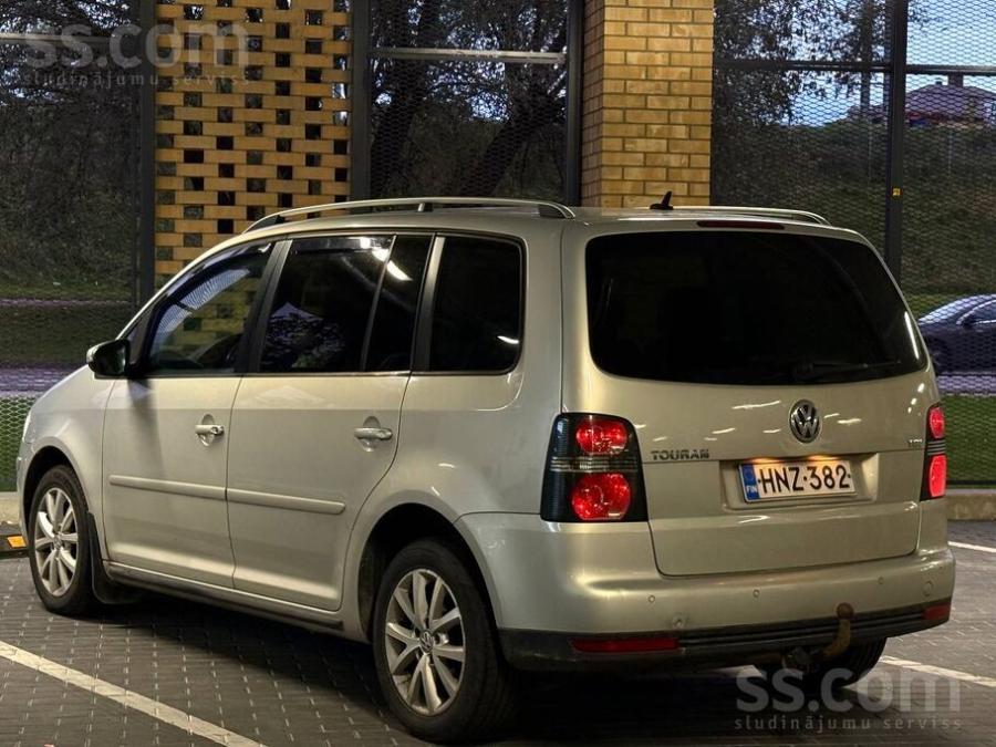 Pelēks Volkswagen Touran 2010 Rīga, ar dzinēja tilpumu 1.90 L un nobraukumu 266 tūkst. km par 2500 €, foto 4 vietnē AUTOMOTO.COM.LV