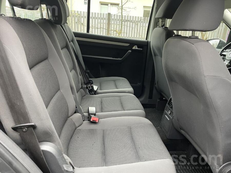 Pelēks Volkswagen Touran 2011 Rīga, ar dzinēja tilpumu 1.60 L un nobraukumu 222 tūkst. km par 3890 €, foto 9 vietnē AUTOMOTO.COM.LV