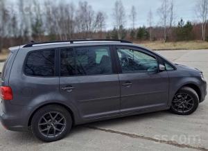 Pelēks Volkswagen Touran 2011 Rīga, ar dzinēja tilpumu 2.00 L un nobraukumu 240 tūkst. km par 7200 €, foto 8 vietnē AUTOMOTO.COM.LV