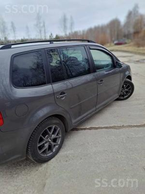 Pelēks Volkswagen Touran 2011 Rīga, ar dzinēja tilpumu 2.00 L un nobraukumu 240 tūkst. km par 7200 €, foto 9 vietnē AUTOMOTO.COM.LV