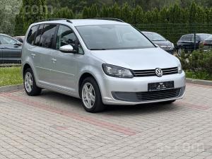 Grey Volkswagen Touran 2011 in Cesis, with an engine capacity of 2.00 L and mileage of 257 thousand km for 7550 €, photo 4 on AUTOMOTO.COM.LV