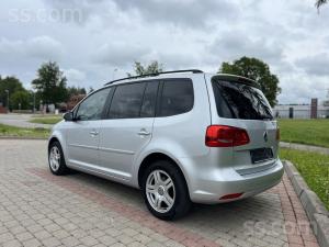 Grey Volkswagen Touran 2011 in Cesis, with an engine capacity of 2.00 L and mileage of 257 thousand km for 7550 €, photo 5 on AUTOMOTO.COM.LV