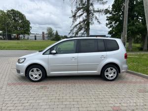 Grey Volkswagen Touran 2011 in Cesis, with an engine capacity of 2.00 L and mileage of 257 thousand km for 7550 €, photo 7 on AUTOMOTO.COM.LV