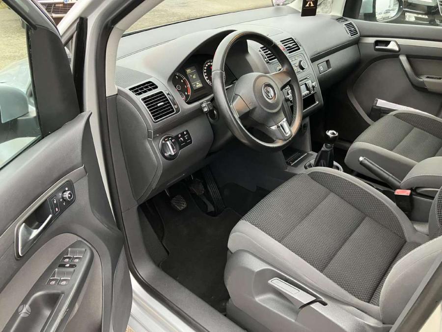 Pelēks Volkswagen Touran 2011 Tauragė, ar dzinēja tilpumu 1.39 L un nobraukumu 189 tūkst. km par 4700 €, foto 8 vietnē AUTOMOTO.COM.LV