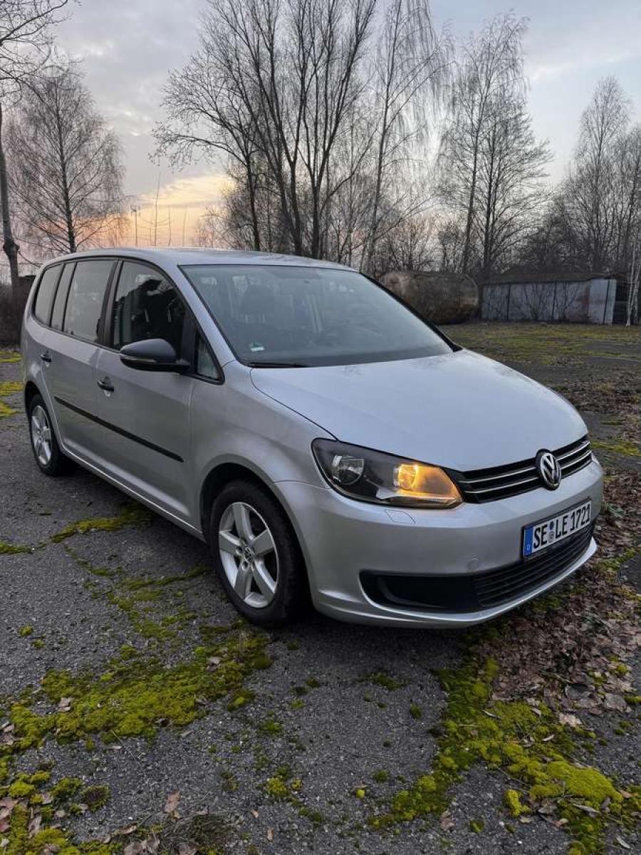 Grey Volkswagen Touran 2011 in Vilkaviskis, with an engine capacity of 1.60 L and mileage of 345 thousand km for 4800 €, photo 2 on AUTOMOTO.COM.LV