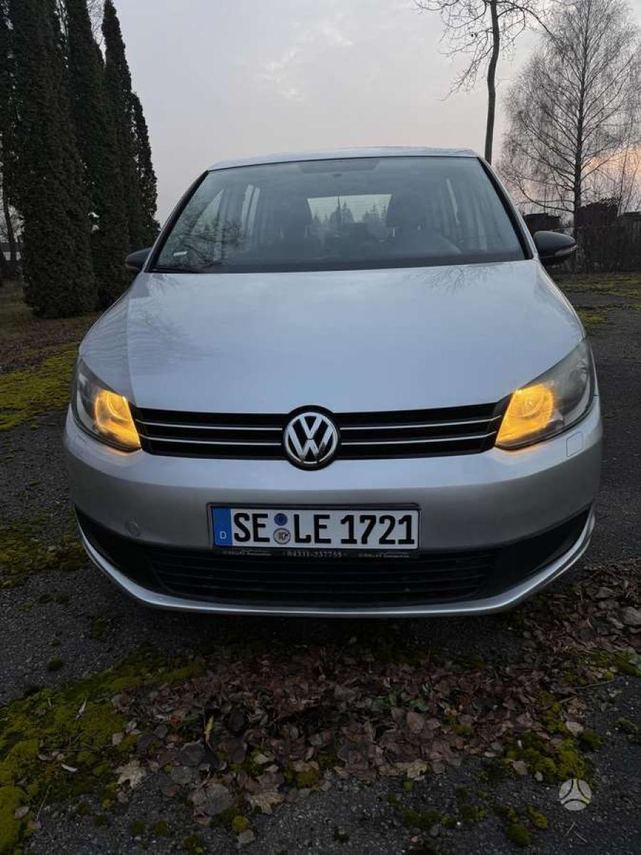 Grey Volkswagen Touran 2011 in Vilkaviskis, with an engine capacity of 1.60 L and mileage of 345 thousand km for 4800 €, photo 3 on AUTOMOTO.COM.LV